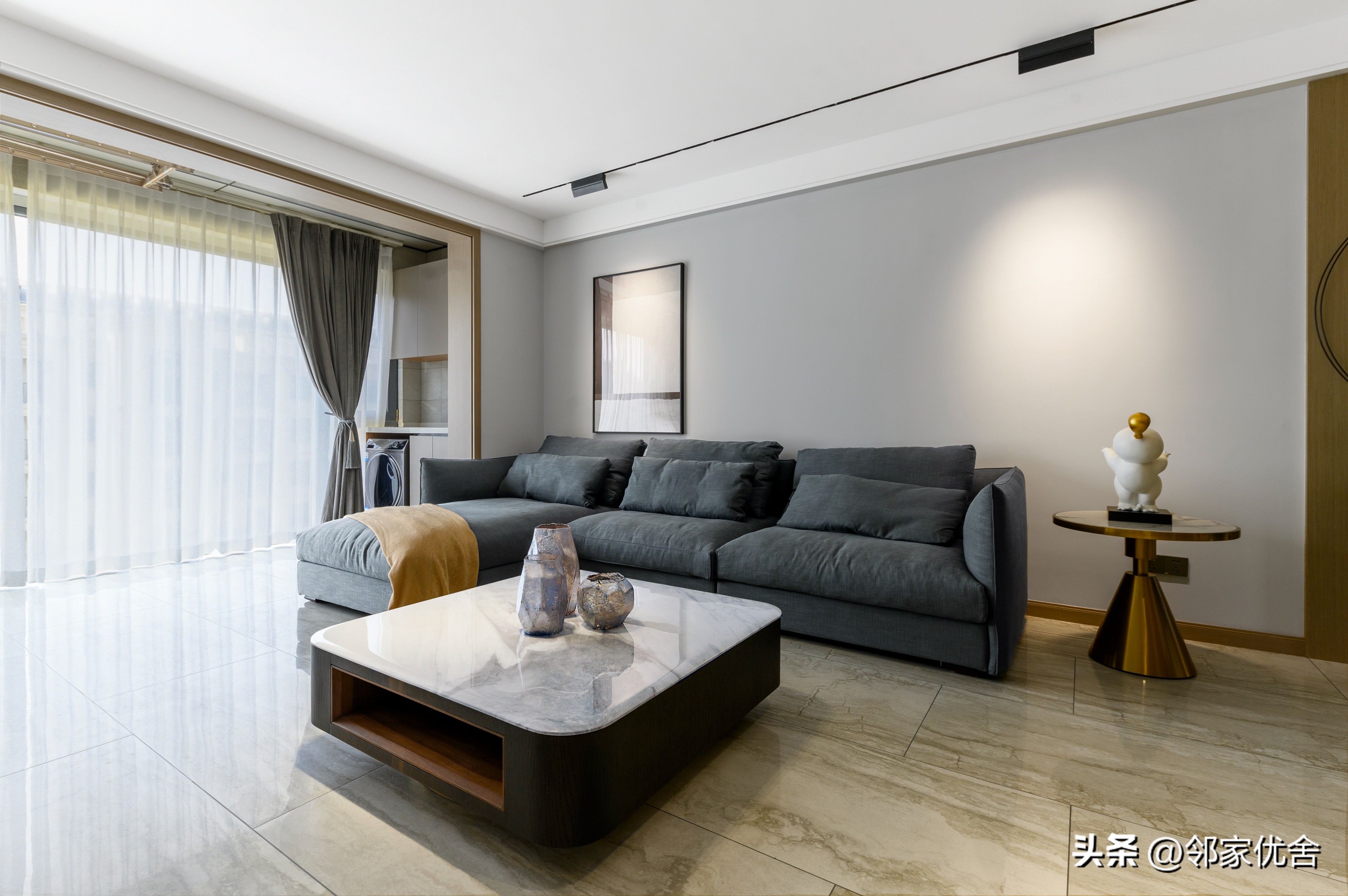 A real-life case in the living room, which highly restores the simple ...