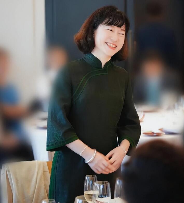 47-year-old Weng Fan's appearance is online, wearing a cheongsam to ...