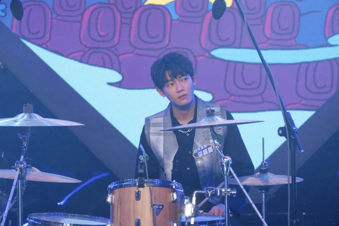 "Rock and Roll" Li Yinan: Let's rock!Youth, dreams, passion... - iNEWS