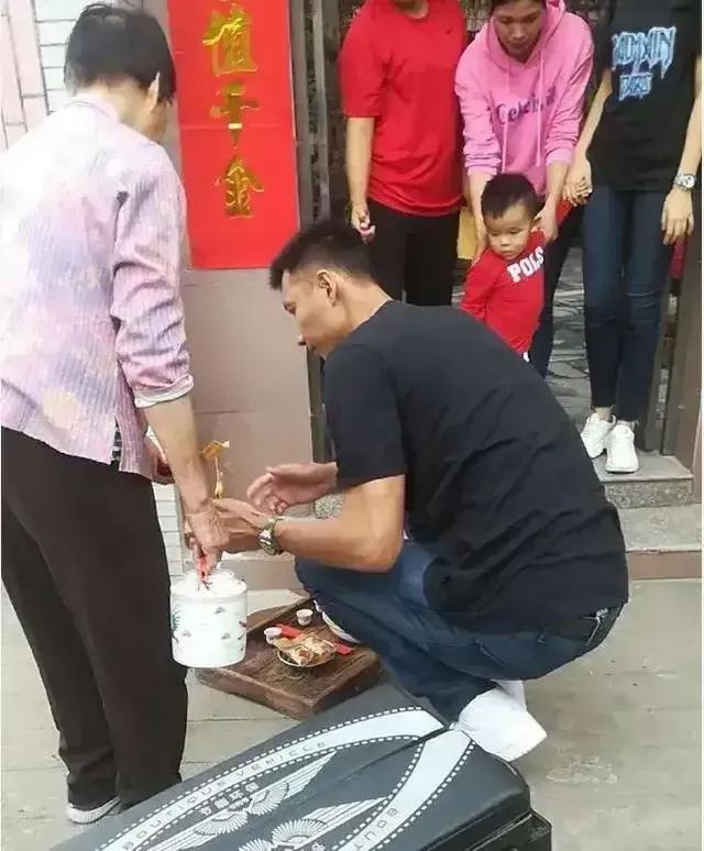 Yi Jianlian returned to his hometown of Heshan for the New Year in a ...