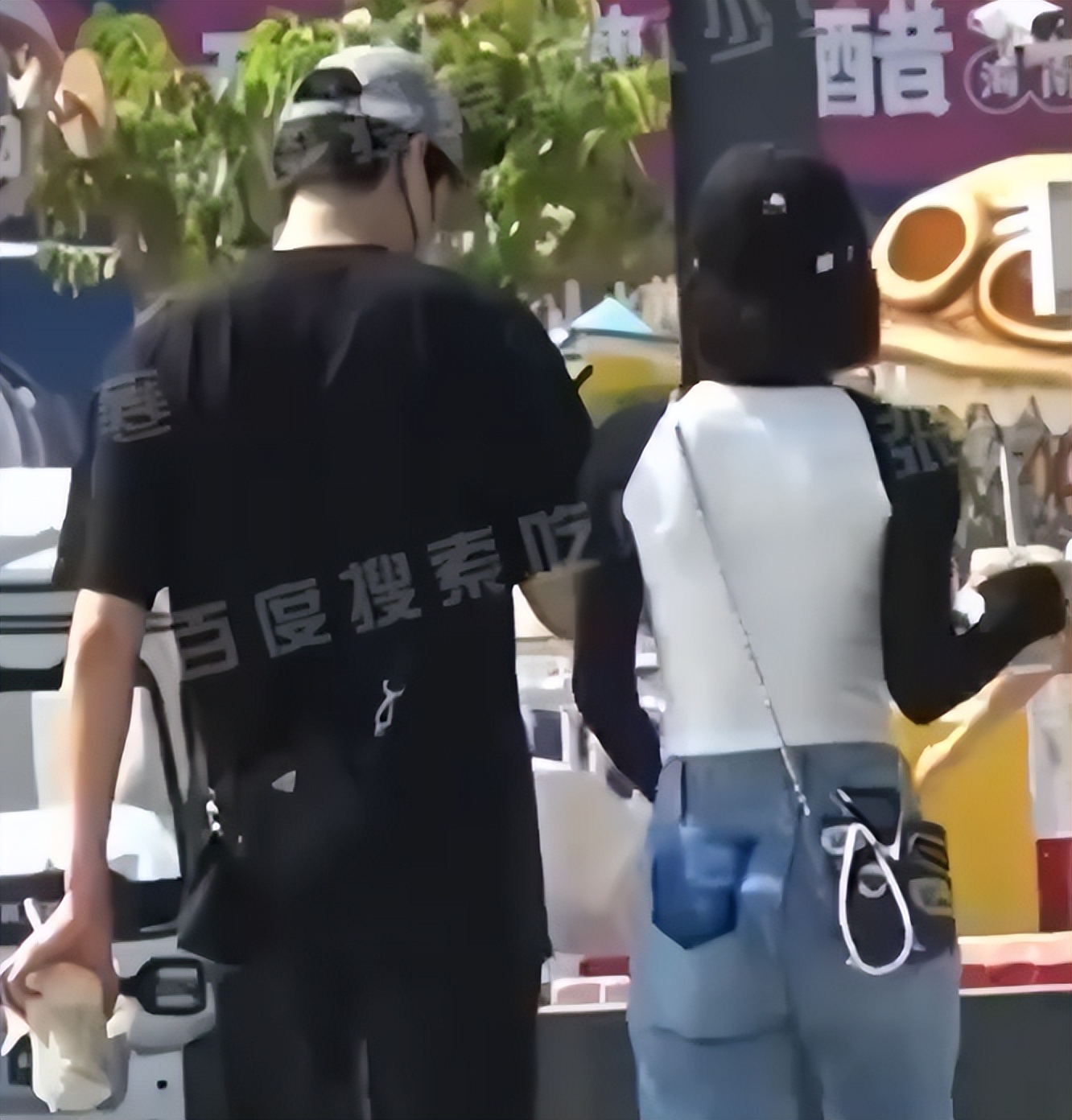 Qin Lan and Wei Daxun are too sweet to walk by the sea, with a hot body and a small waist, and ...