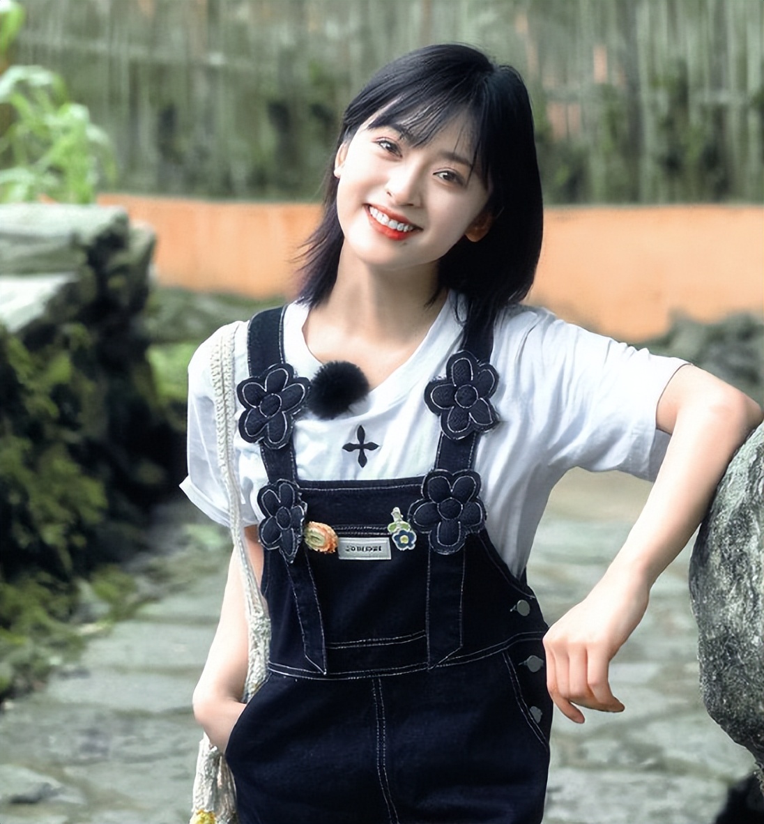 First-rate faces, third-rate figures, these 3 "half-length beauties ...