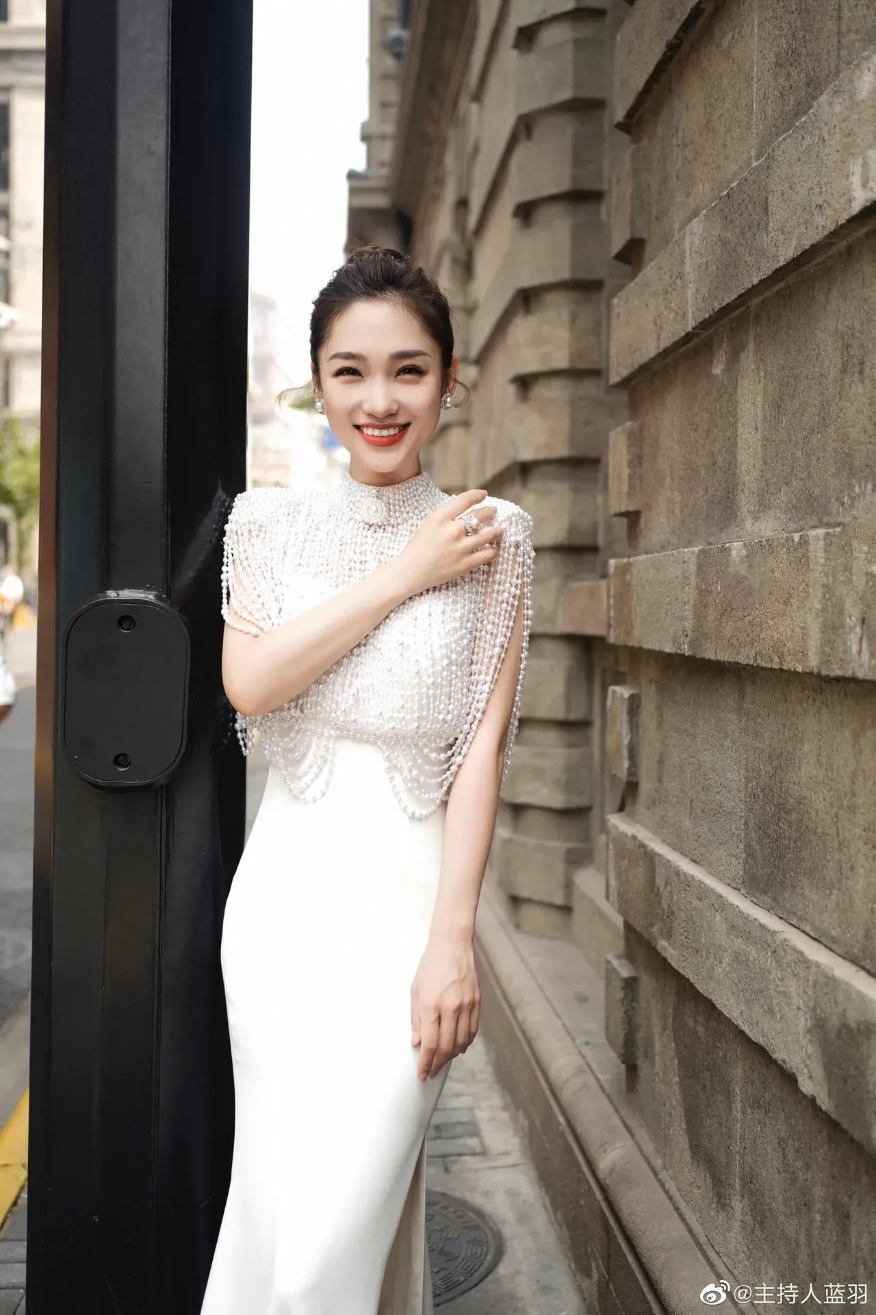 Elegant host Lan Yu - iMedia