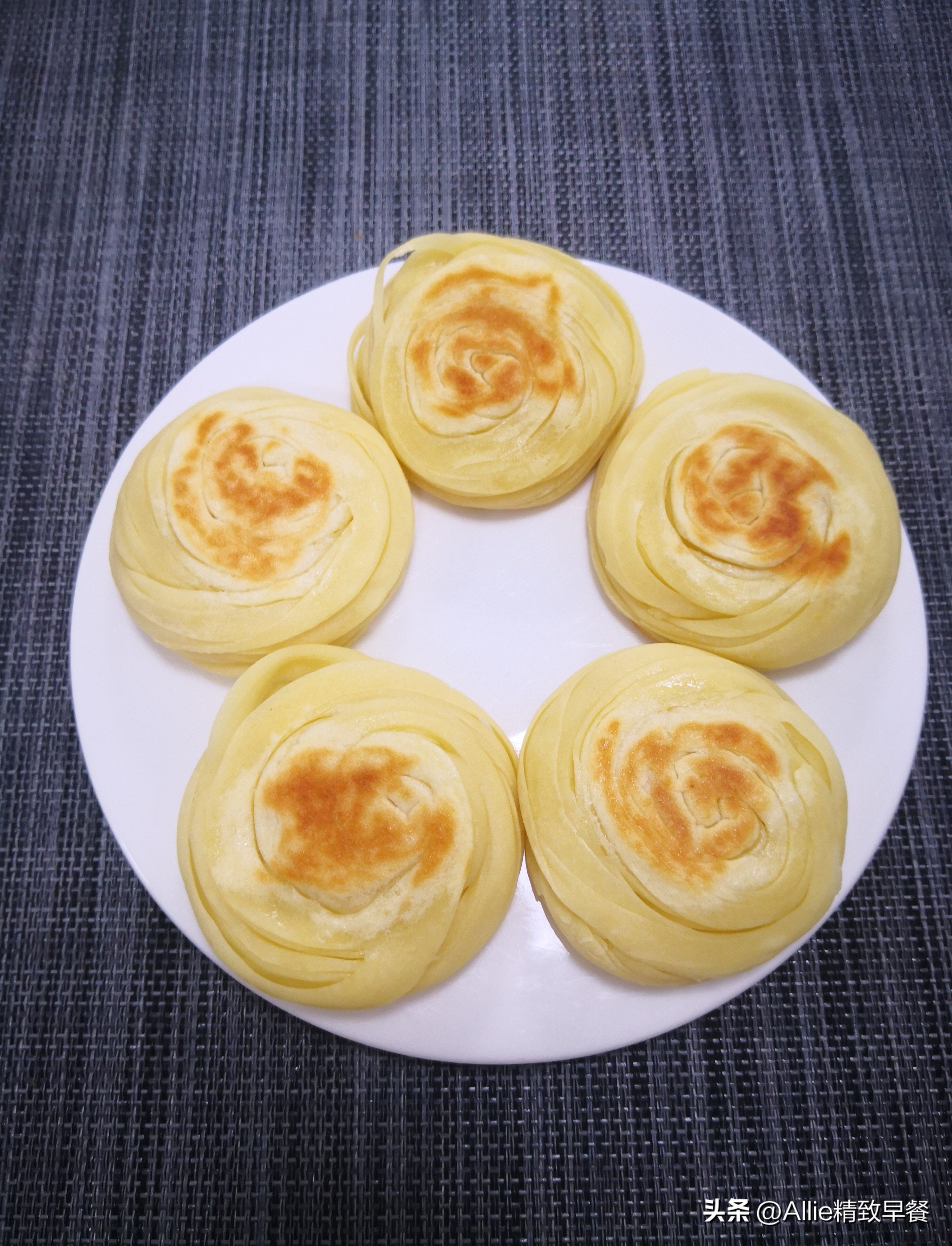 The Pansi cakes made in this way can be torn and eaten one by one. They ...