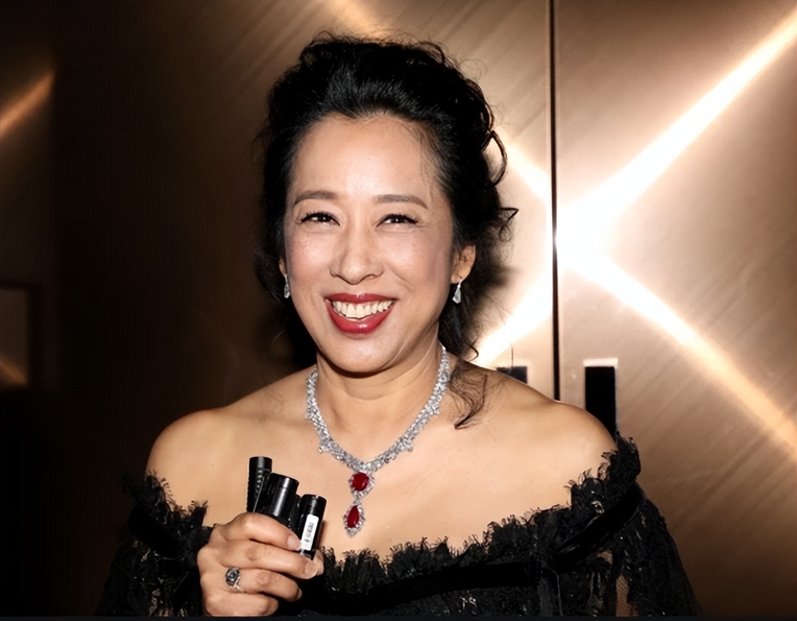 Lingling Chu accompanied her second husband to the celebration. She ...