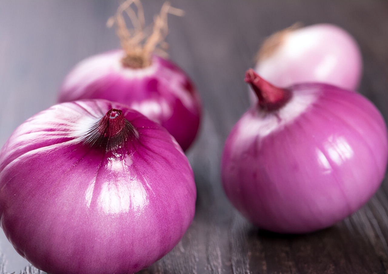 A 51-year-old woman insists on eating raw onions every day to fight ...