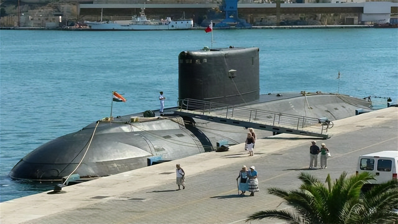 Why do submarines have glass windows? There are safety risks but great ...