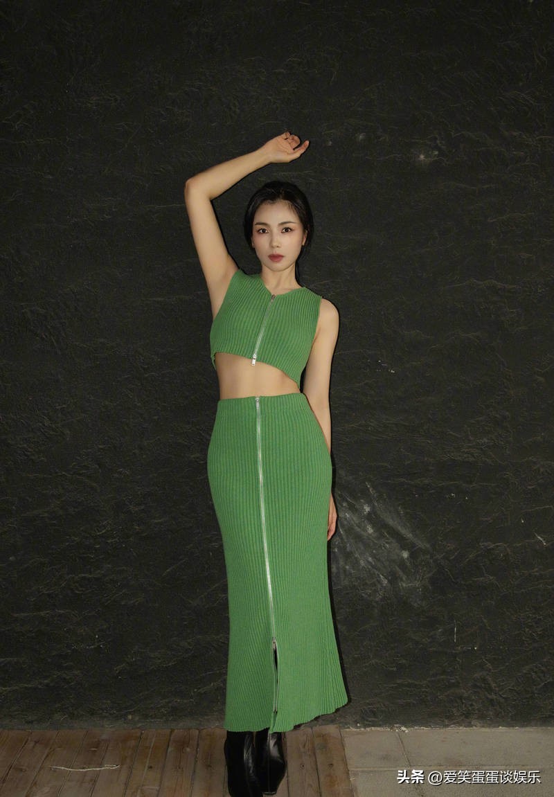 Liu Tao wears a green waistless skirt to show her slender waist, full ...