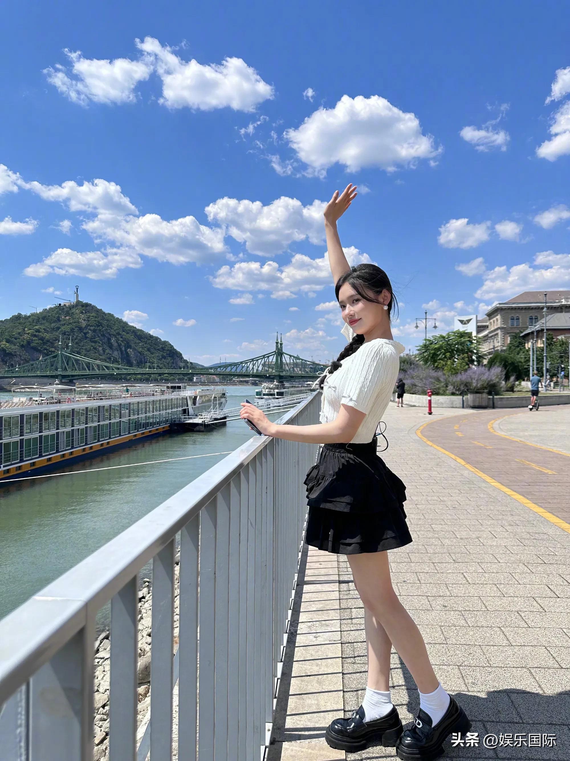 Lin Yun wears a black short skirt and braids, which is playful, age ...