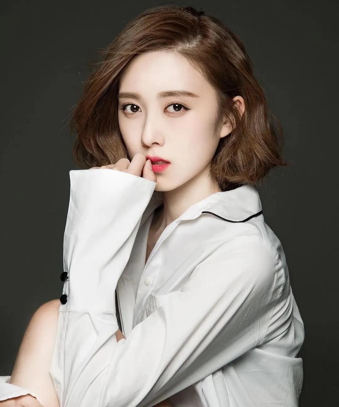 Beautiful actress Cao Feiran - iNEWS