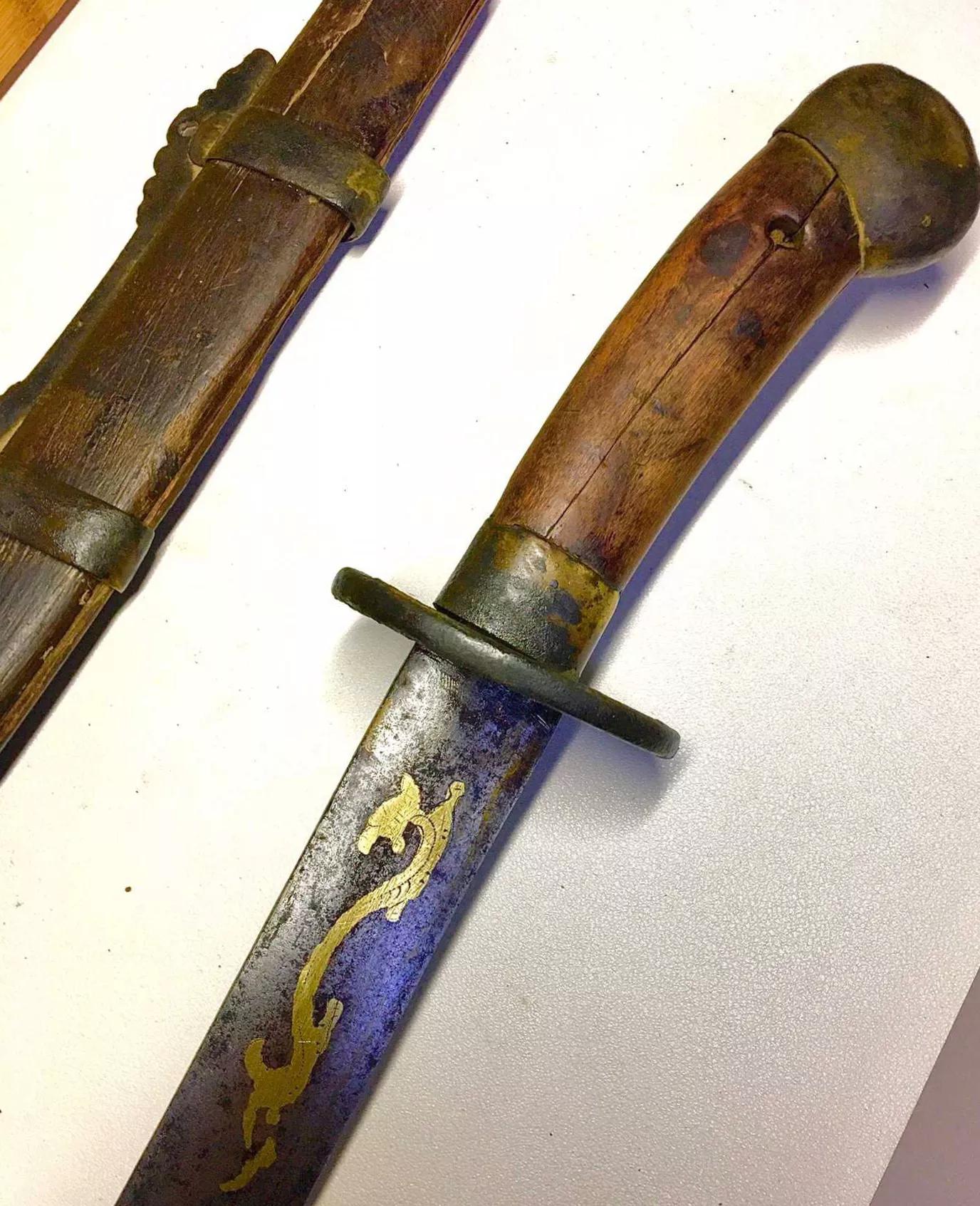 Ming Dynasty Embroidered Spring Knife - iNEWS