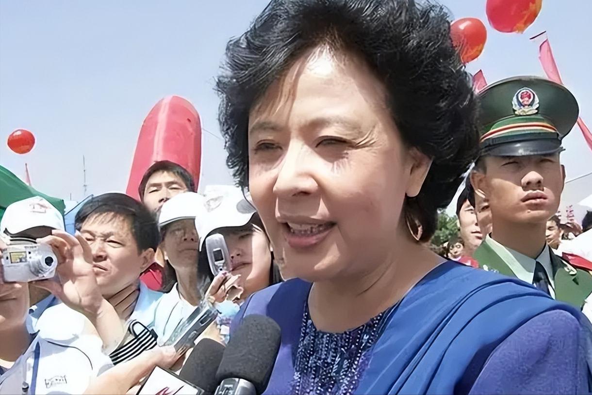 do you remember her She used to be the most popular host of CCTV, but ...