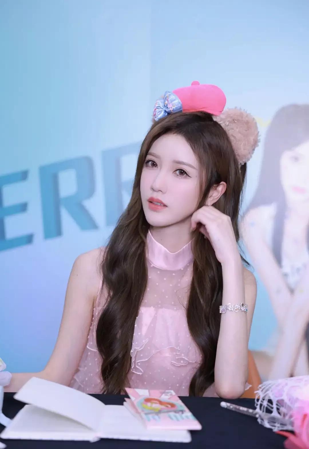 Cai Qinxin, like flowers and jade - iNEWS