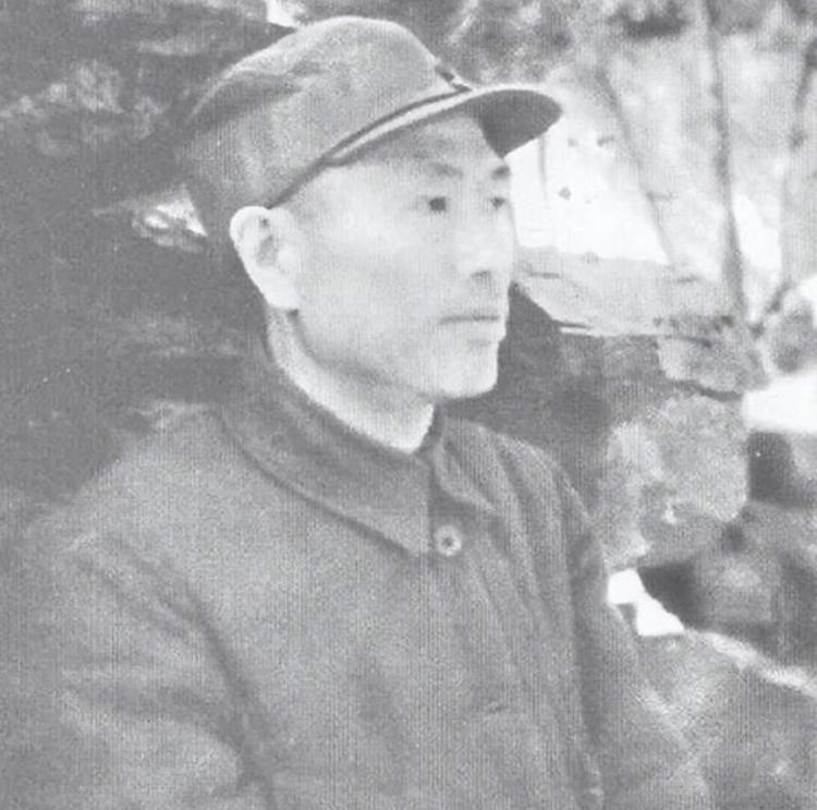 In 1949, the soldier pointed to Deng Hua in the newspaper and said, "It ...