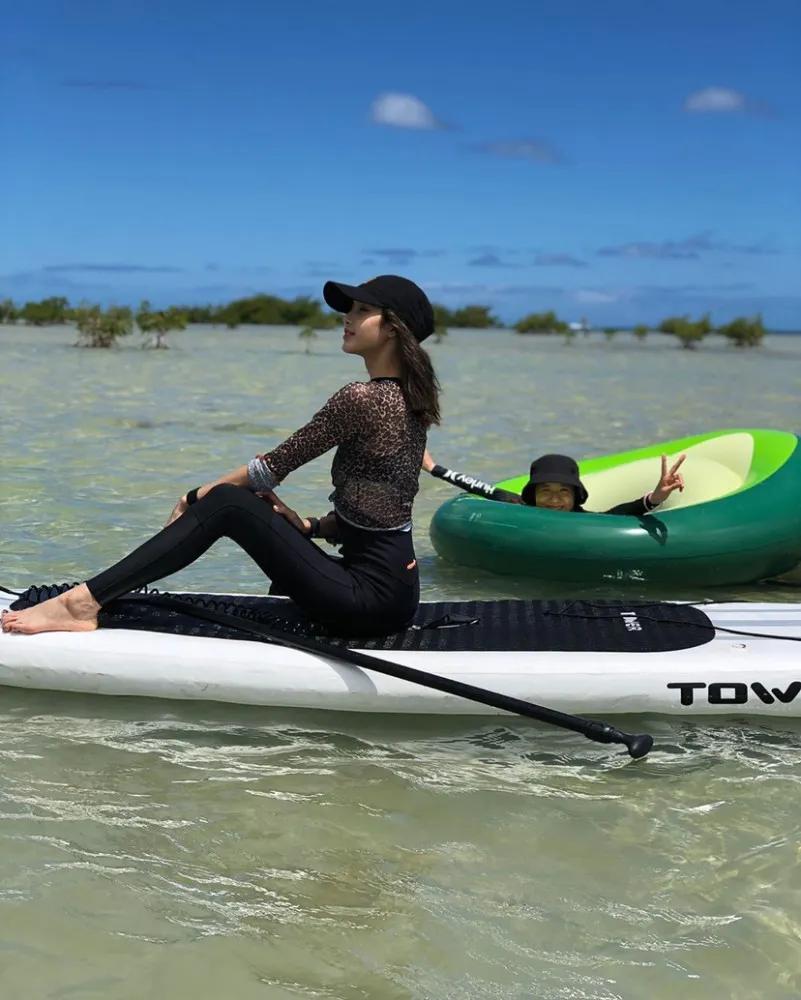 Lisa likes wearing bikinis very much, but dare not post photos to ...