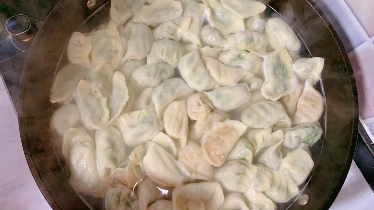 Make dumplings stuffed with leeks, keep in mind "2 don't let go", many ...