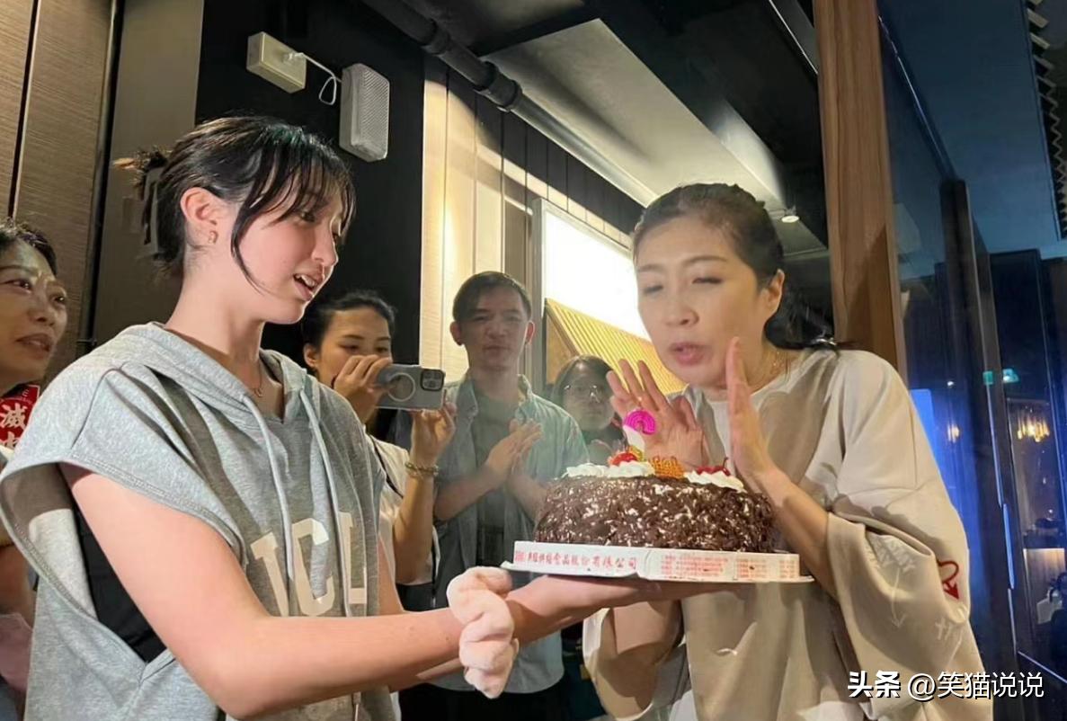 A recent photo of 14-year-old Xia Tian was exposed: she looks sweet and ...