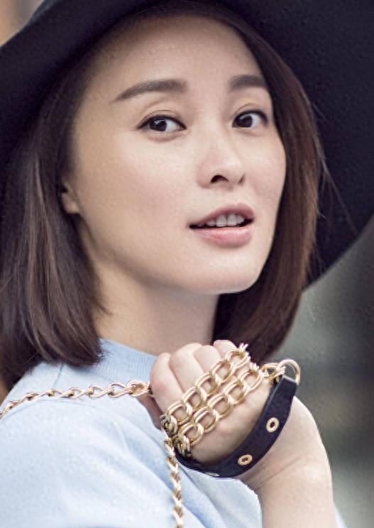 51-year-old Wu Yue once generously posted travel photos with her boyfriend, and netizens ...