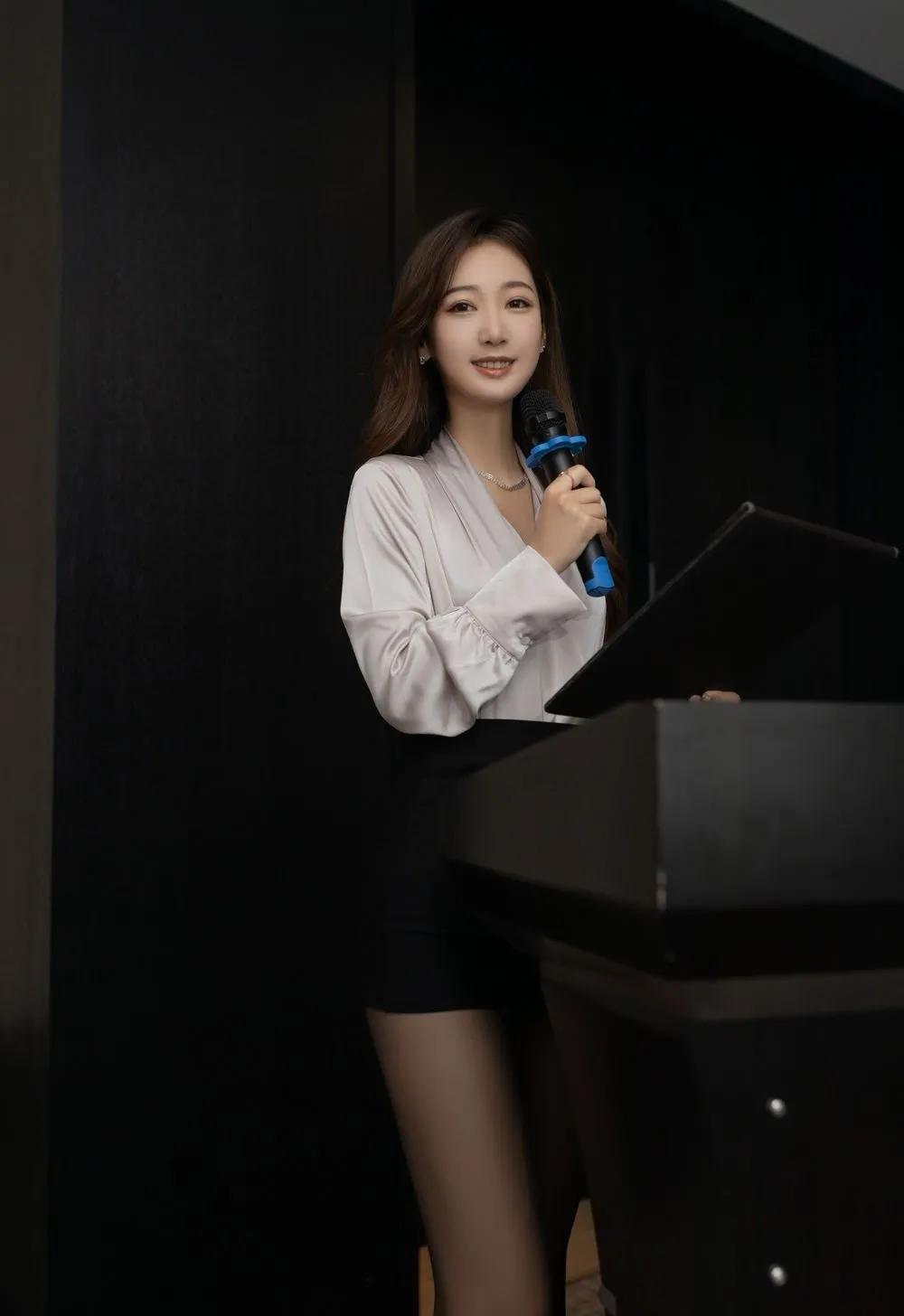 The best beauty Tang Anqi Yujie hotel black silk legs photo - iNEWS