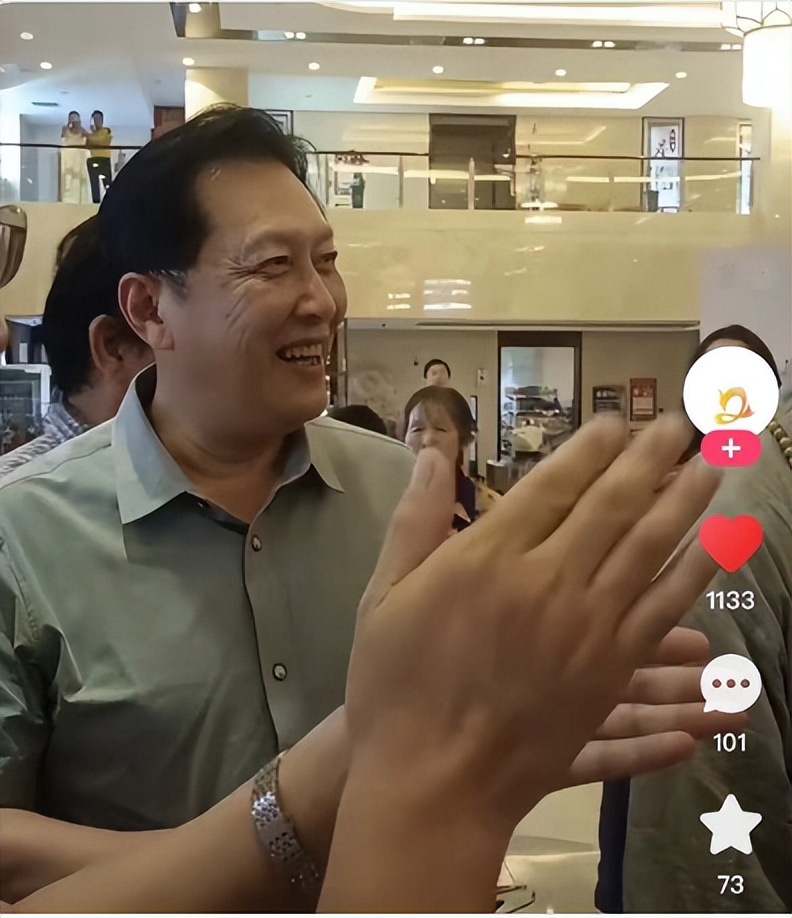 72-year-old Tang Guoqiang, wearing a toad mirror, ran to Dunhuang, ex ...