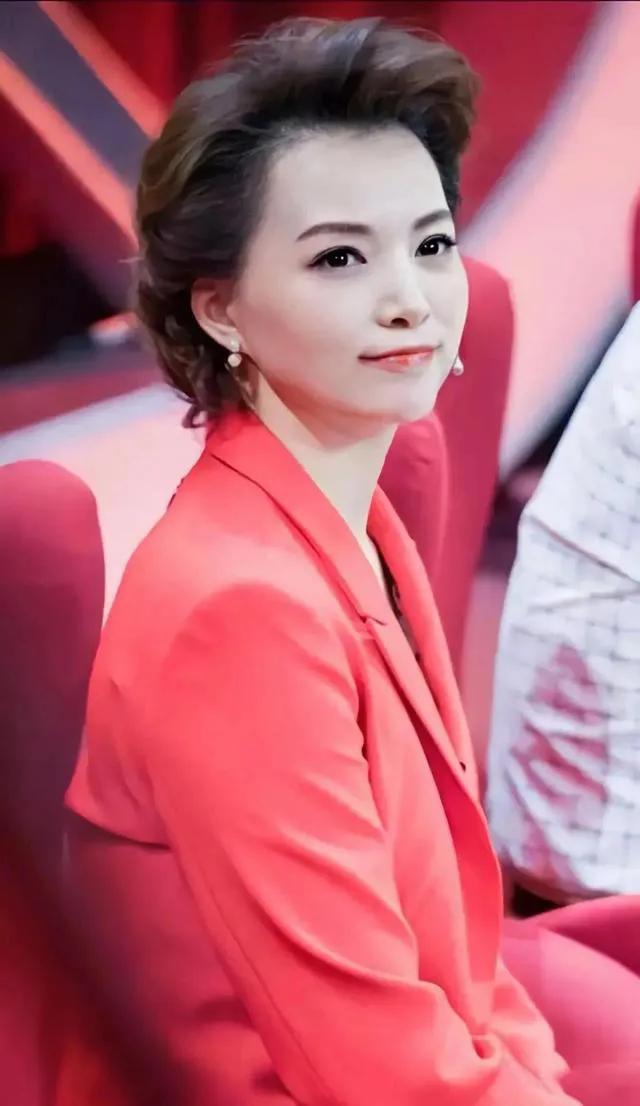 Dong Qing, who is 49 years old now, why did she become like this? - iNEWS