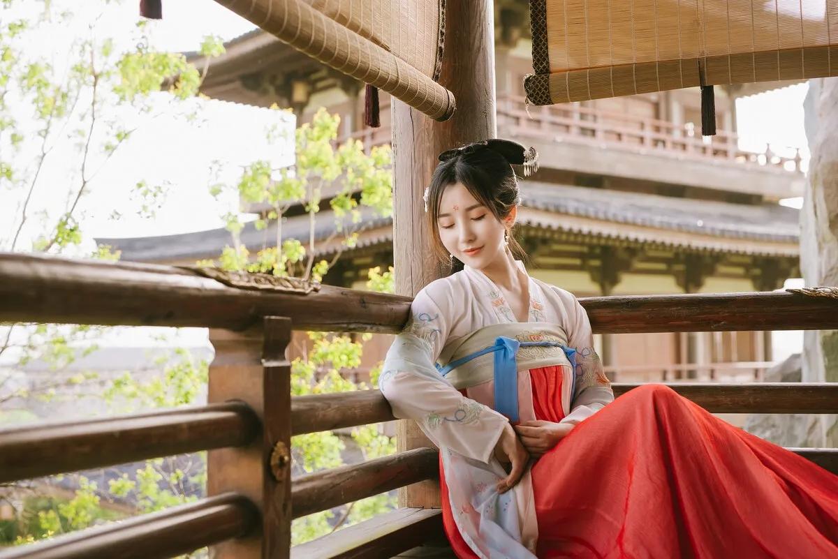 Qing Huan Gong, Zi Mo and the red dust meet; looking at the sky, who ...