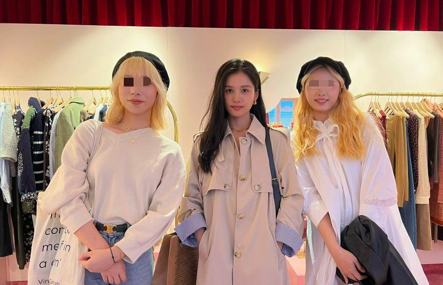 After taking a photo with an amateur, Zhang Jingyi was shocked to ...