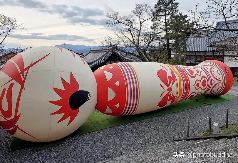 Giant inflatable dolls attack Kiyomizu Temple, and some "weird ...