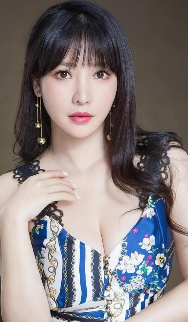 Liu Yan's sexy old photos are exposed, the front convex and the back curl show the hot body, the ...