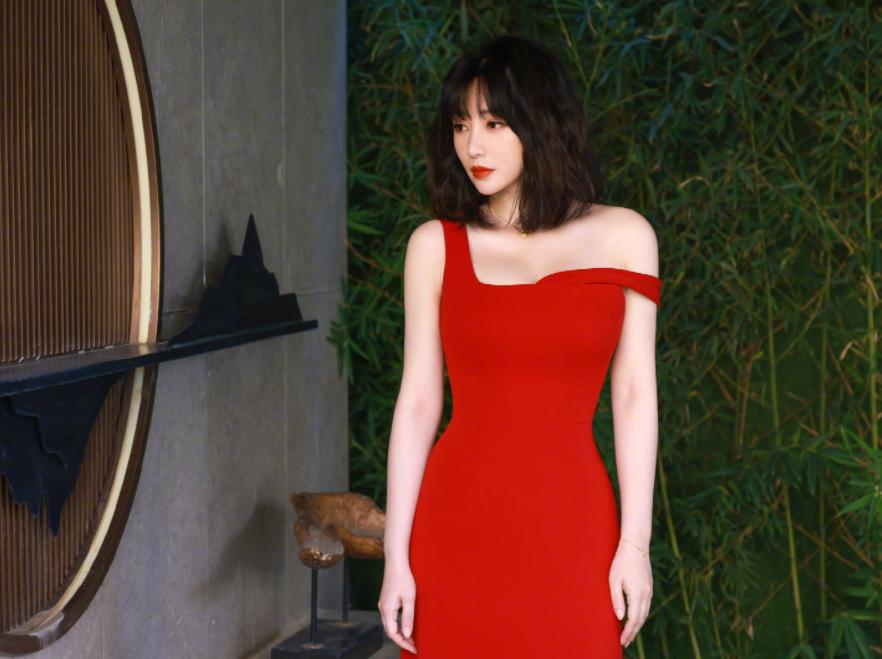 41-year-old Liu Yan shows off her figure in a tight red dress!The eyes ...
