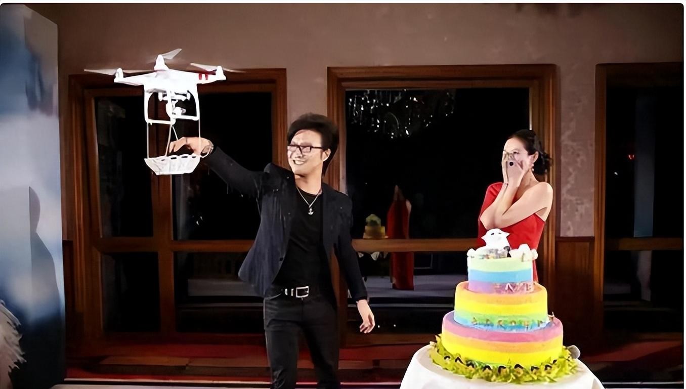 "We all fly when disaster strikes." This time Wang Feng was stripped naked and Zhang Ziyi couldn ...