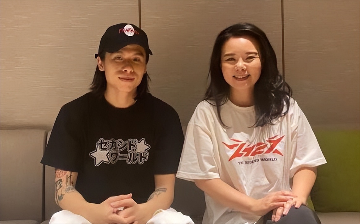 Rapper Pharaoh three in three out! The smog filled the circle, and ...