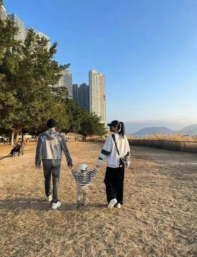 Lin Feng's family of three played golf, the couple looked as ...