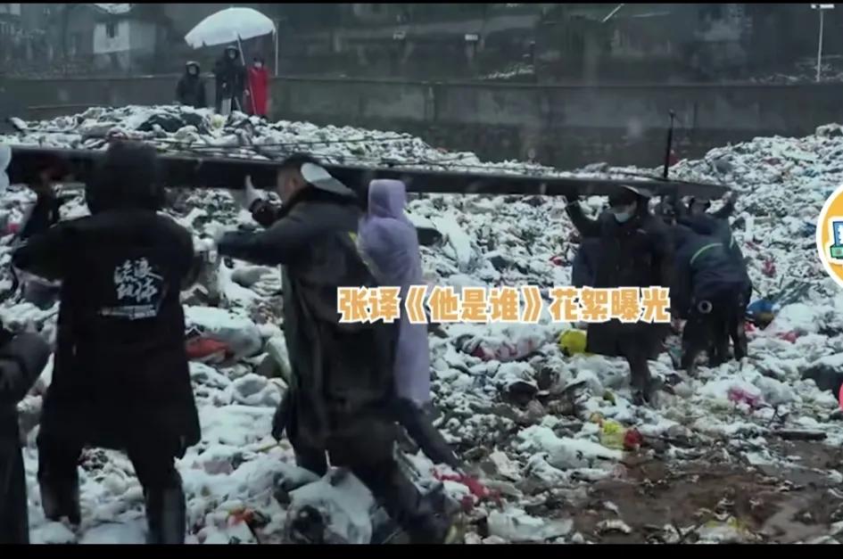 Zhang Yi rummaged through the garbage and entered the smelly ditch on ...