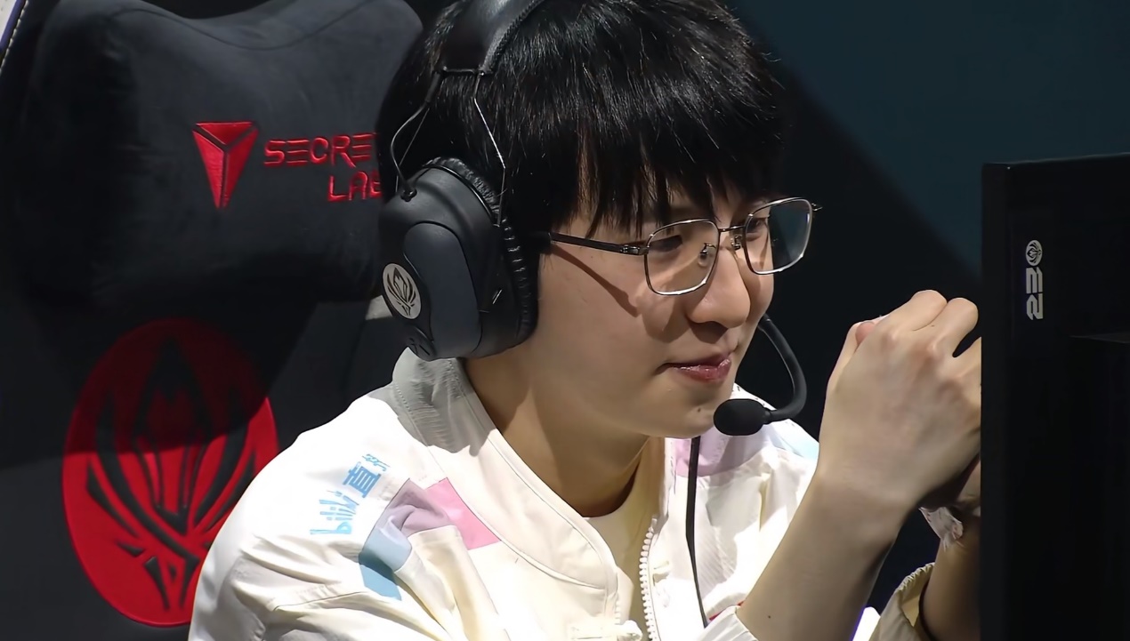 Uzi predicted BLG's tactics and pointed out the problem of Elk. Vayne should be flexible in his ...