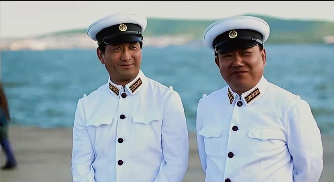 [Parents Love] An Jie landed on the island and threw away his shoes ...