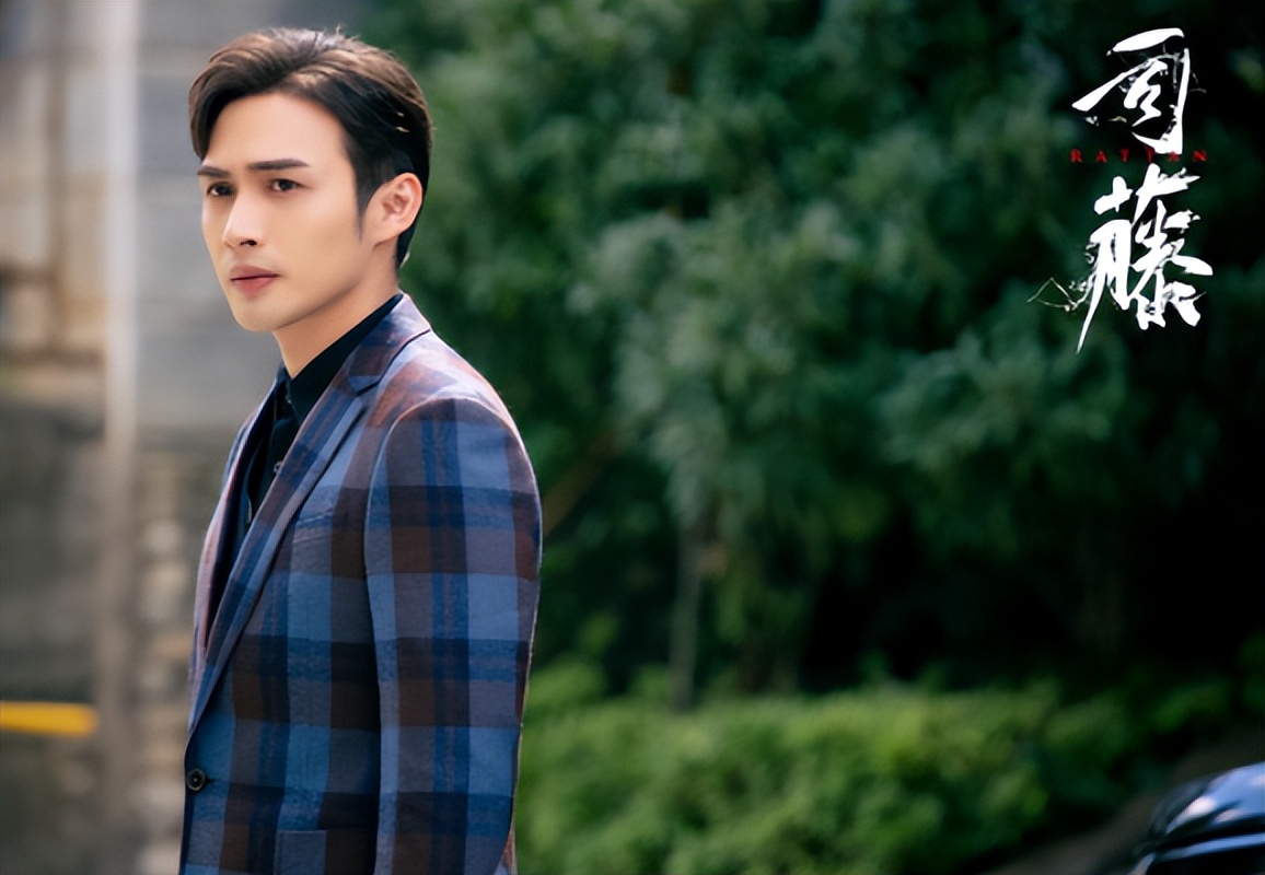 Actor Zhang Binbin wears Liu Guifu jewelry to shoot a fashion ...