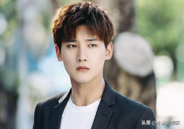 A star who thinks she is very popular, brings a dozen bodyguards to ...