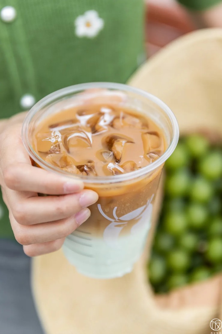 Fruit lovers rejoice!This cup of "First Love Qingti Latte" is really ...