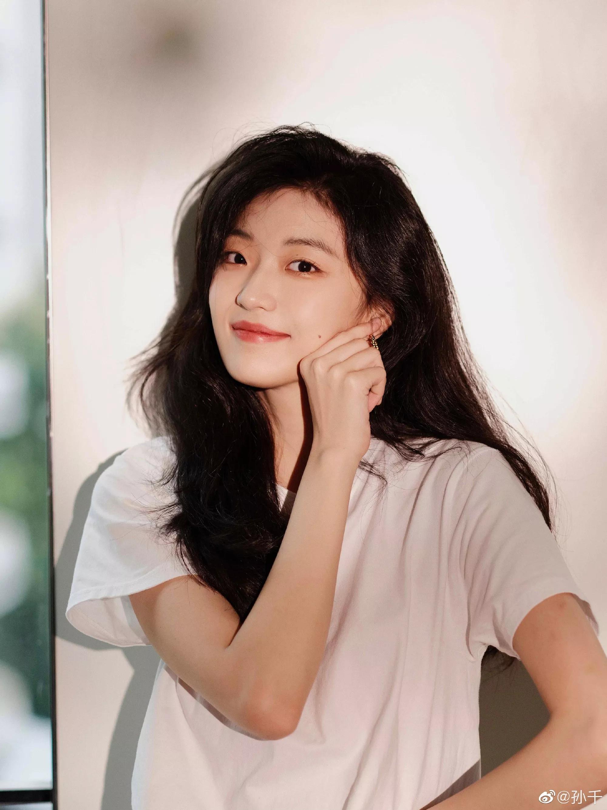 Sun Qian, a newcomer, has a cold temperament and charming long legs - iNEWS