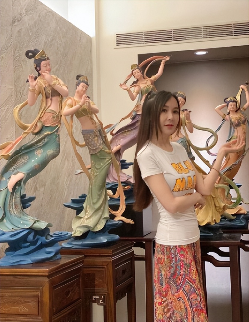 Xiao Qiang is still beautiful after half a century! Wearing a tight T ...