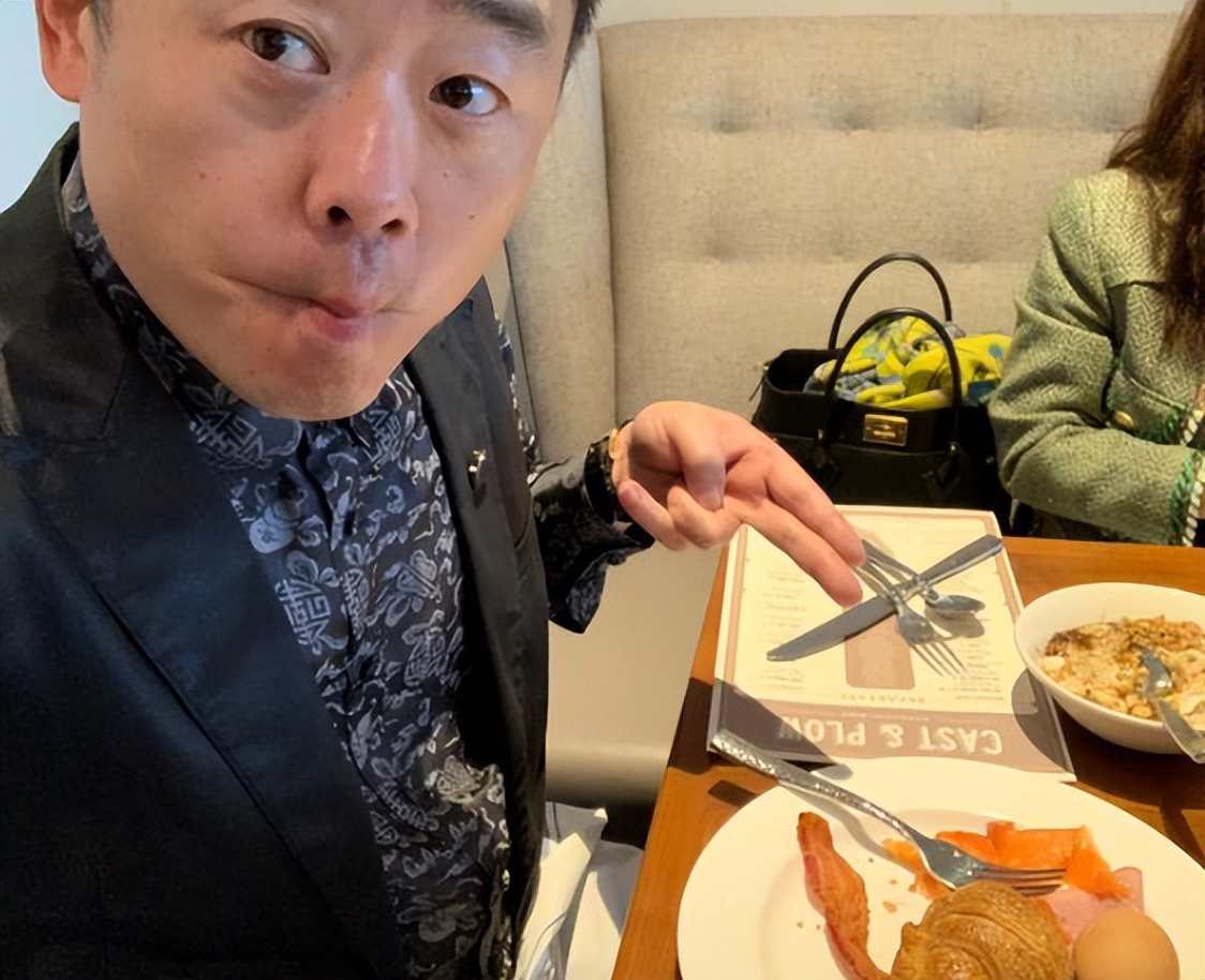 56-year-old Zhou Libo had a big meal in his mansion! The hair is ...