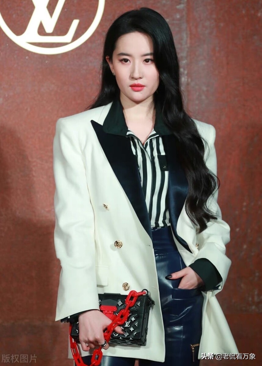 Liu Yifei's "fairy mother" Liu Xiaoli, married and divorced, committed ...