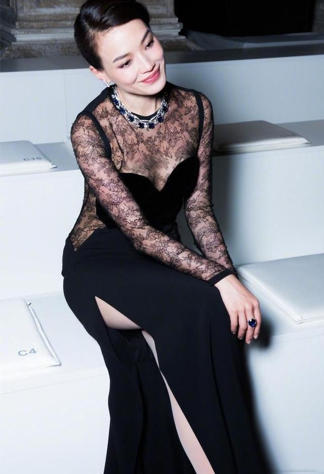 Shu Qi is 46 years old and still dares to wear it! The off-the-shoulder ...