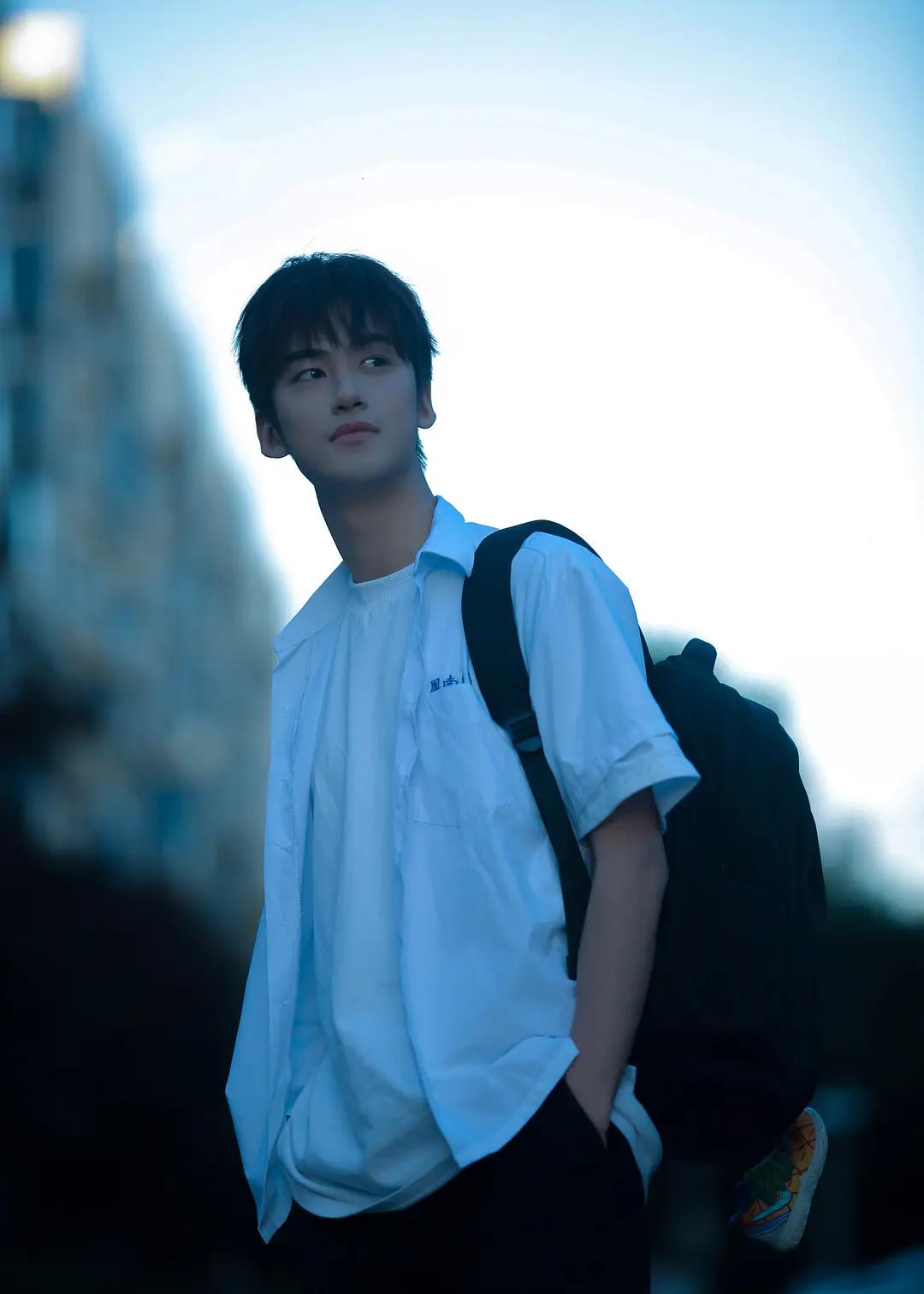 The actor Liu Feng who died young was in the same class as Guan ...