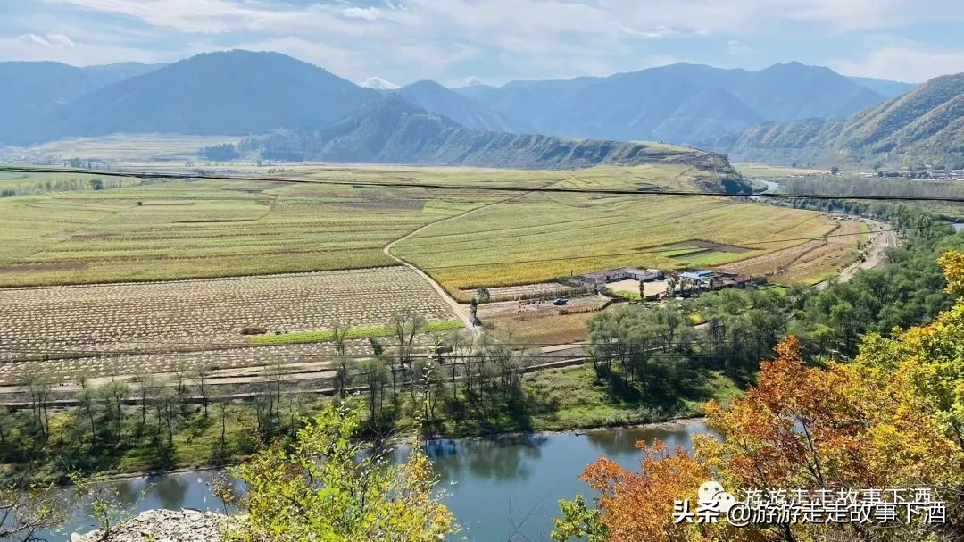 The Yalu River is separated by two worlds, and the autumn colors in the ...