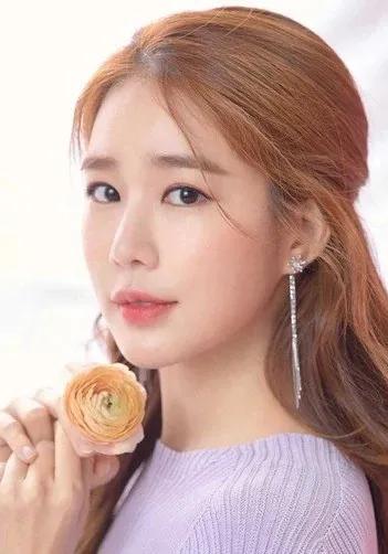 South Korean oxygen goddess Liu Yinna, lively, lovely, beautiful and ...