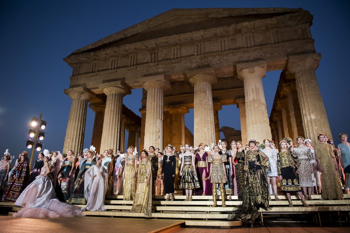 What is the story of the Iliad? What kind of Greek thought is reflected ...