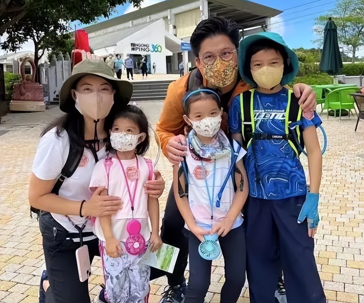 Guo Jingjing's family of 5 climbed the mountain!41-year-old maintains ...