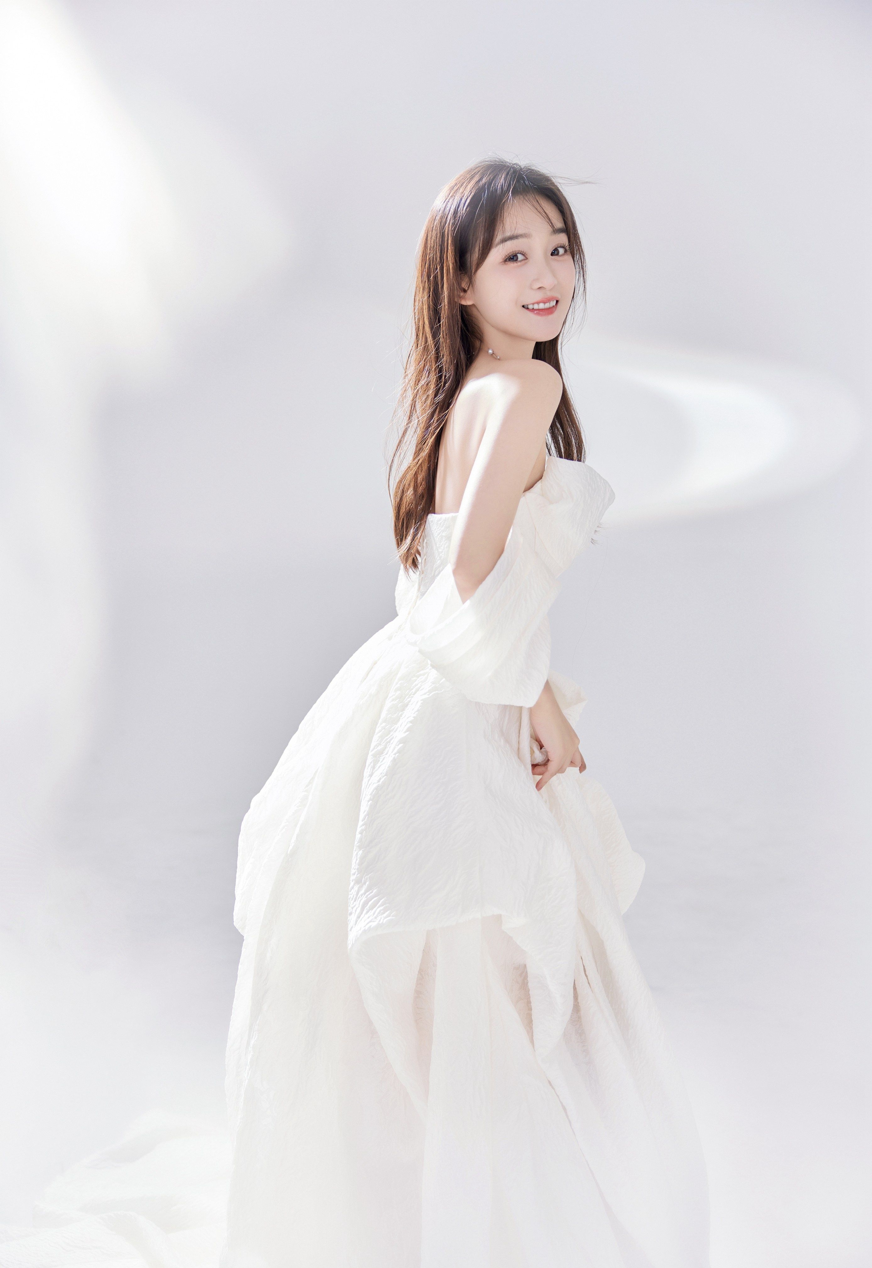 He Hongshan sexy photo in white tube top dress - iMedia